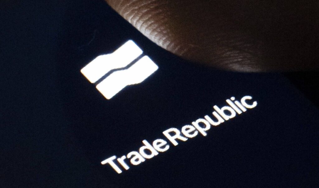 Trade Republic apuesta por los mercados privados Apollo y EQT